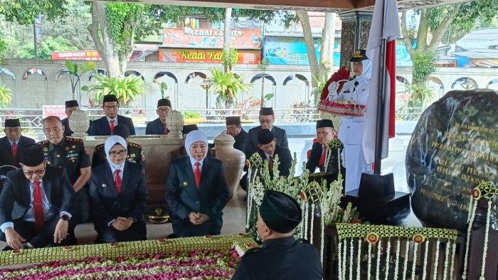 Gubernur Khofifah Ziarah Makam Bung Karno Jelang Hari Jadi Jatim ke-78 - Suryamalang.com