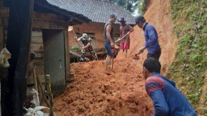 Hujan Deras Picu Banjir dan Tanah Longsor di Trenggalek, 1 Jembatan ... Hujan Deras Picu Banjir dan Tanah Longsor di Trenggalek, 1 Jembatan ...