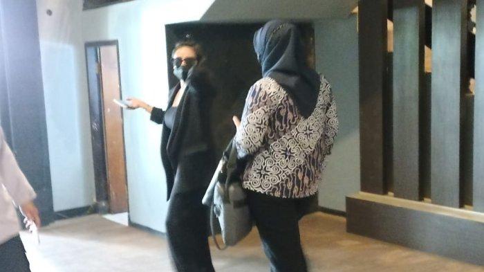 BREAKING NEWS: Istri Wahyu Kenzo Bergegas Tinggalkan Polresta Malang ...