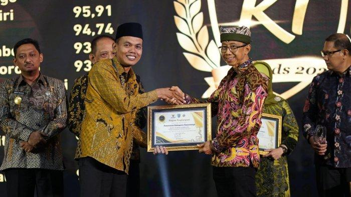 Pemkab Banyuwangi Raih Penghargaan Badan Publik Informatif - Suryamalang.com