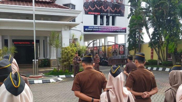 Wujudkan Pelayanan Prima, Kajari Kota Malang Lakukan Penyematan Pin ...