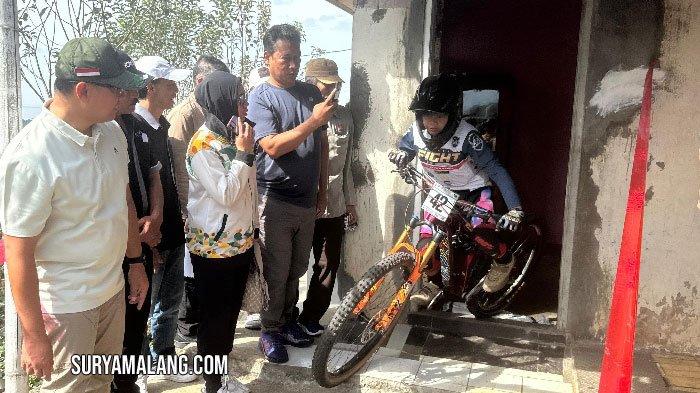 Ratusan Pesepeda Blusukan ke Rumah Warga di Kampung Wisata Kungkuk, Kota Batu - Halaman all ...