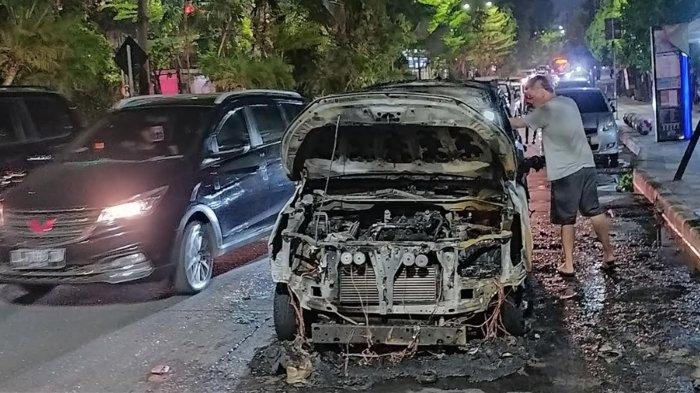 Mobil Innova Mendadak Terbakar di Jalan Mayjend Sungkono Surabaya ...