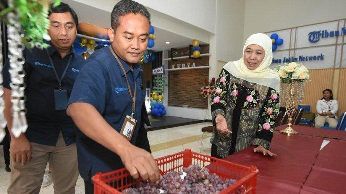 Ikut Rayakan HUT ke-35 Harian Surya, Khofifah Bawa Sekeranjang Anggur ...