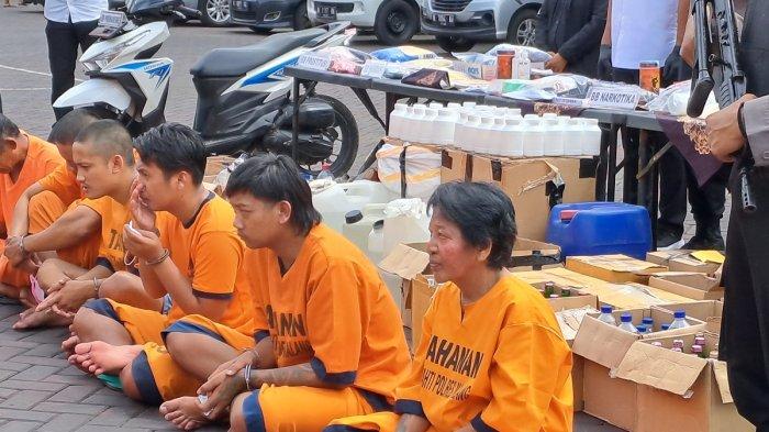 Muslimah Buka Bisnis Lendir Berkedok Warung Kopi, Gadis 15 Tahun Dijual Rp300 Ribu Sekali Kencan ...