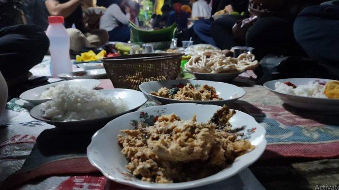 Kuliner Pecel Pitik khas Banyuwangi di Tradisi Tumpeng Sewu, Santap ...