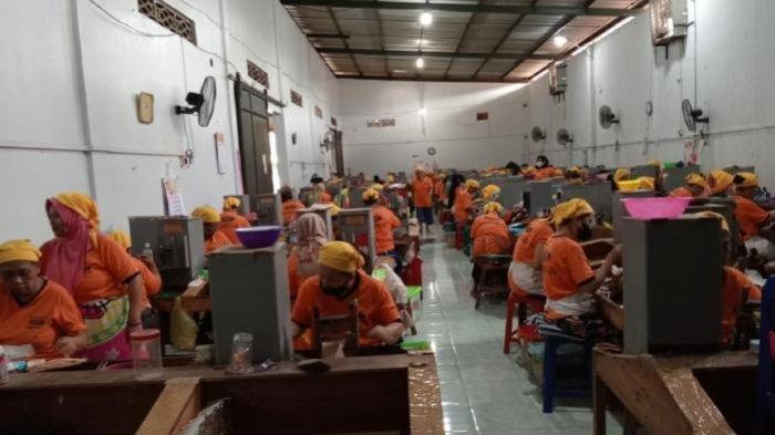 Sigaret Kretek Tangan Menyerap 30 Ribu Pekerja di Tulungagung ...