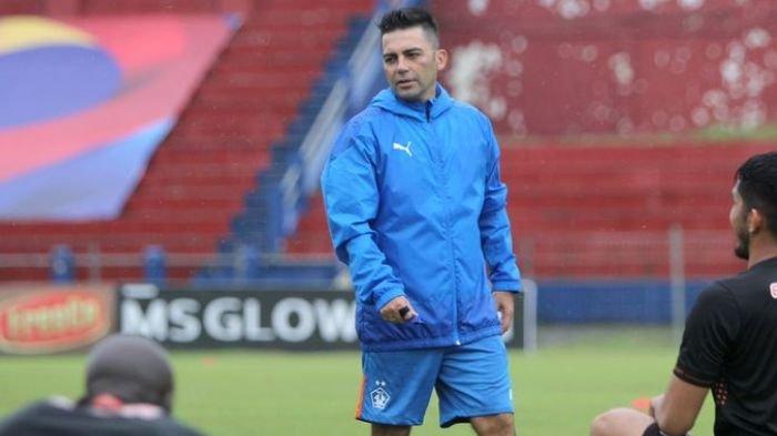 Pembelaan Javier Roca Saat Debut Awalnya dengan Arema FC Raih Catatan ...