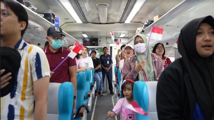 Lagu Indonesia Raya Berkumandang di Dalam Kereta, KAI Daop 8 Ajak Pelanggan Semarakkan HUT RI ke ...