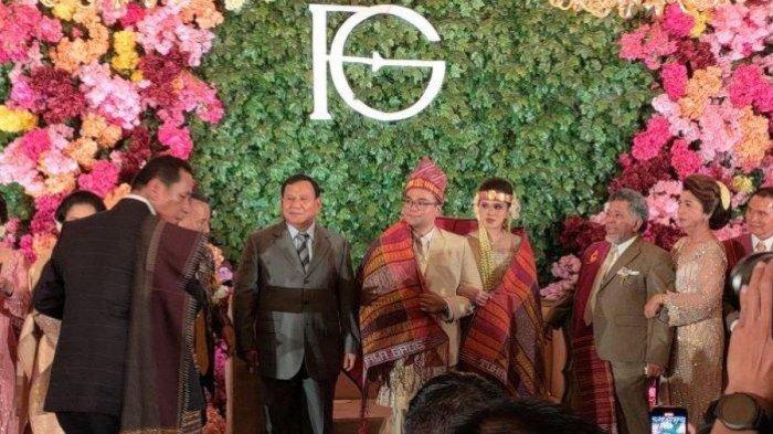 Isi Souvenir Nikah Anak Hotman Paris Dikira Bakpia, Salfok yang Nikah Anaknya Tapi Ada Foto ...