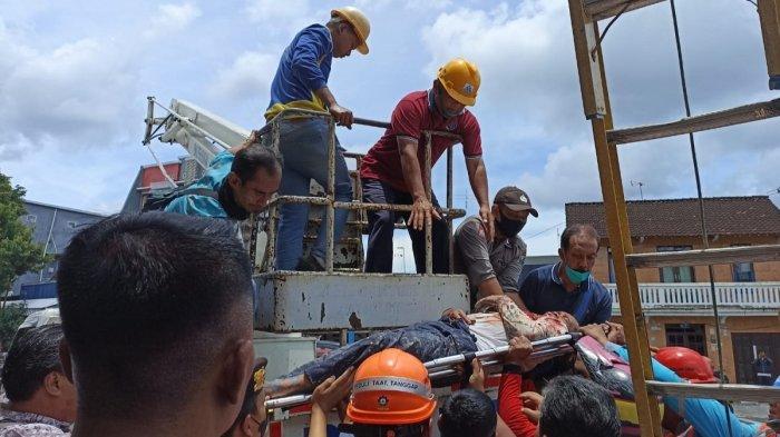 Perbaiki Atap Bocor, Pekerja Bangunan di Kota Blitar Kritis Tersengat Listrik - Suryamalang.com