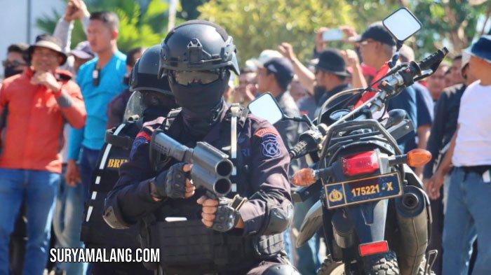 Simulasi Ketika Massa Serang Polisi di Halaman Parkir Jatim Park 3, Kota Batu - Suryamalang.com