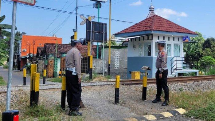 Satlantas Polres Blitar Kota Temukan 2 Perlintasan Kereta Api Tanpa Palang Pintu dan Tanpa ...