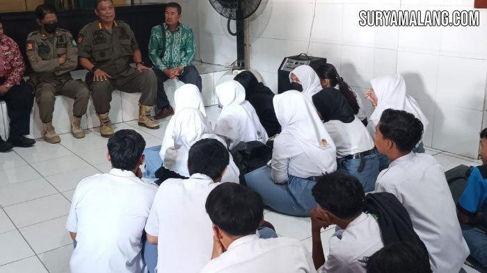 Satpol PP Sidoarjo Angkut Siswi Berjilbab Nongkrong Bareng saat Jam Belajar - Suryamalang.com