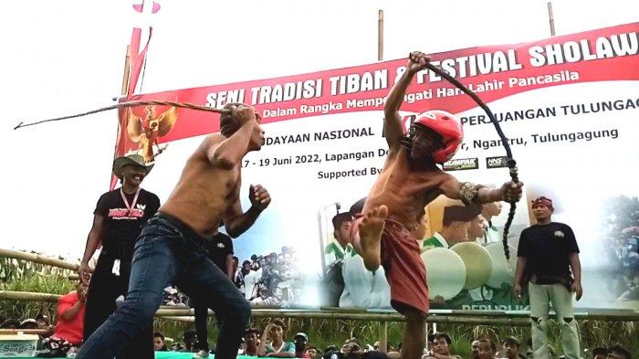 Tubuh Penuh Luka Cambukan, Tamat Mengaku Senang Ikut Tradisi Tiban Khas ...