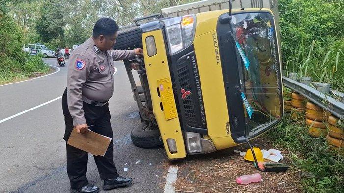 Sopir Syok Ikuti Google Maps malah Truk Muatan Sembako 4 Ton Terguling di Jalur Cemorosewu ...