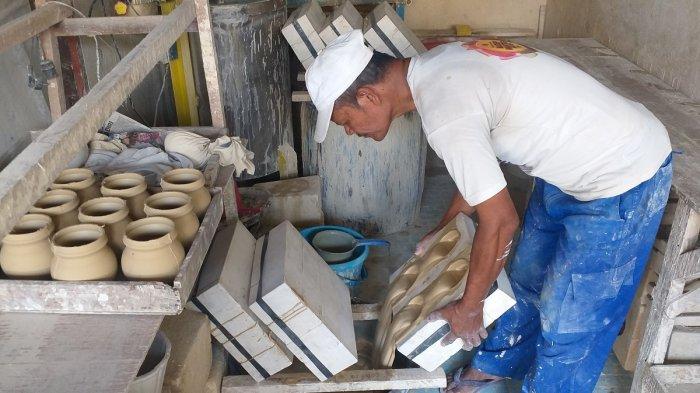 Melihat Proses Pembuatan Keramik Metode Teknik Cetak Tuang di Kampung ...