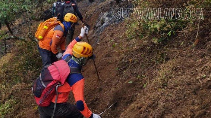 119 Orang ke Lereng Gunung Arjuna, Berupaya Padamkan Api Pakai Alat Serba Manual - Suryamalang.com