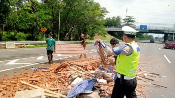 Sopir Ngantuk, Truk Terguling di Tol Dupak-Waru, Surabaya - Suryamalang.com