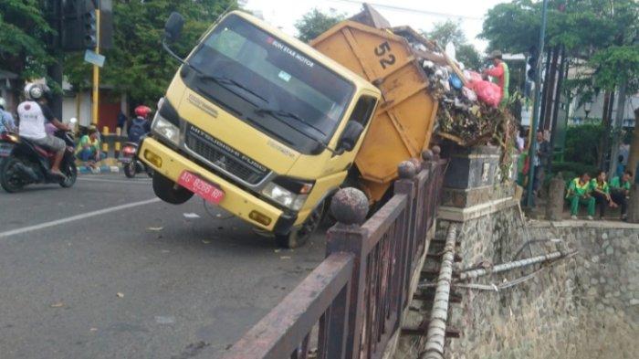 Terguling di Jembatan Sembung, Truk Sampah Nyaris Jatuh ke Sungai Ngrowo, Tulungagung ...