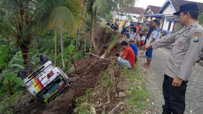 Tanah Ambles, Truk Terperosok ke Jurang Sedalam 2 Meter di Ponorogo - Suryamalang.com