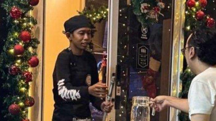 Viral Dede Sunandar Jadi Pelayan Kafe Usai Gagal Nyaleg, Kini Muncul ...