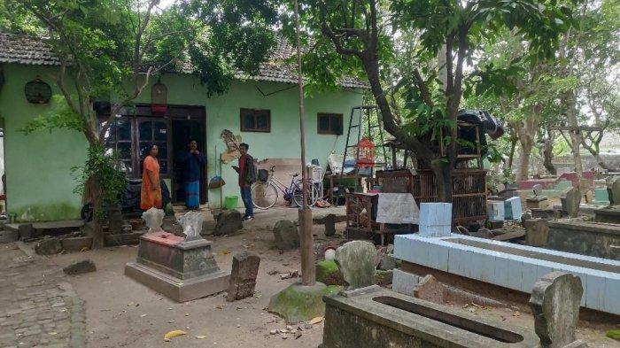 Viral Kisah Mistis Rumah di Tengah Kuburan Mbah Ronggo Tuban, Penghuni ...