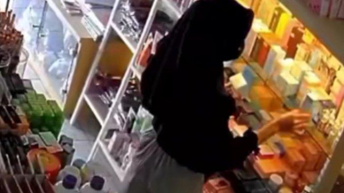 Video Viral di Madiun, Wanita Berkerudung Curi Kosmetik - Suryamalang.com