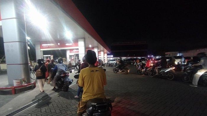 Pertalite dan Solar Dikabarkan Naik 1 September, SPBU di Surabaya Ramai ...