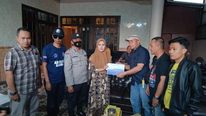 Yuli Sumpil Cs Serahkan Santunan untuk Bonek dan Polisi yang Jadi ...