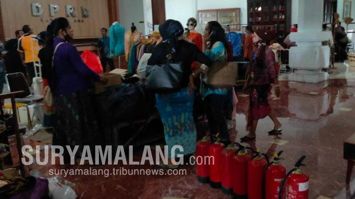 Demo Ricuh, Puluhan Perajin Batik Berlarian di Dalam Gedung DPRD Kota ...