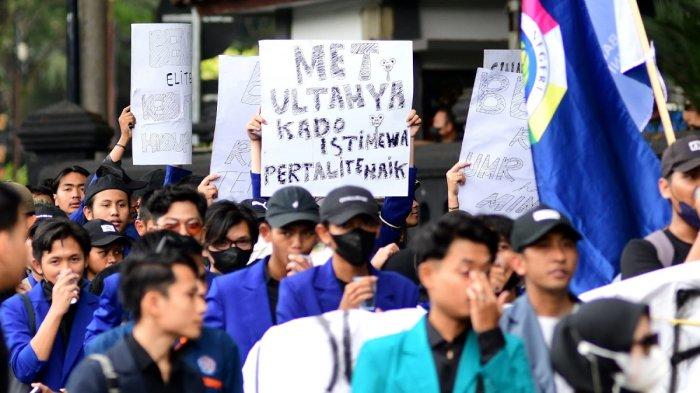 Mahasiswa di Malang Sindir Ulang Tahun Puan Maharani saat Aksi Demo ...