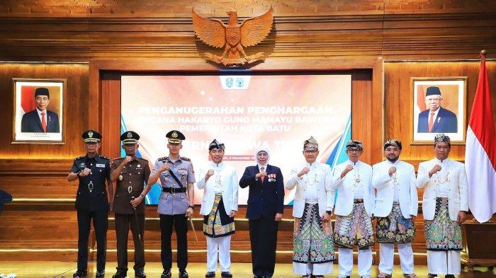 Khofifah Indar Parawansa Terima Tiga Lencana Hakaryo Guno Mamayu Bawono ...