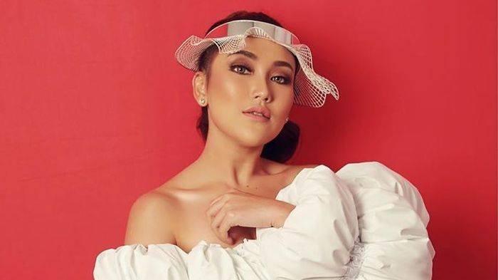 Baju Berkebun Ayu Ting Ting Memancing Komentar Usil, Busana Mini ...