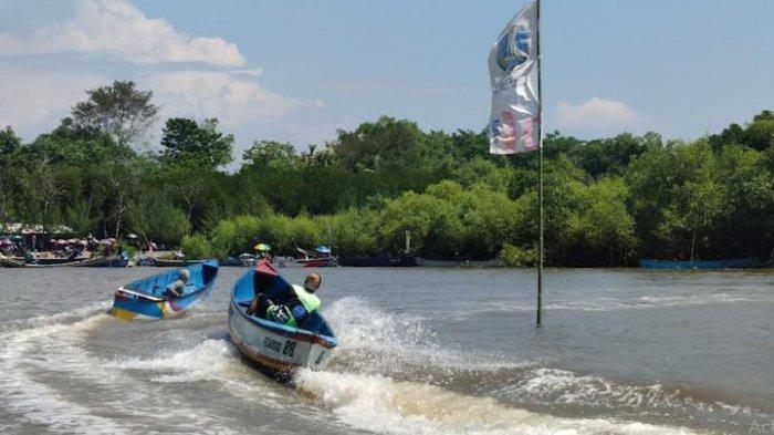 Serunya Balap Perahu Di Pantai Probolinggo, Nelayan Rela Keluarkan ...