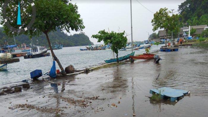 Banjir Rob Terjang Pesisir Pantai Malang Selatan, BPBD Imbau Waspada dan Siaga - Suryamalang.com