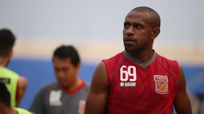 Bukan ke Arema FC dan PSM Makassar, Ini Alasan Boaz Solosa Memilih ...