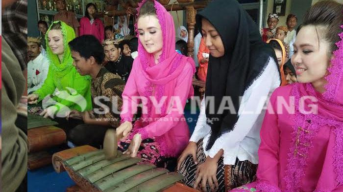 Wow, Bule-bule Cantik Berkebaya Antusias Belajar Gamelan Jawa ...