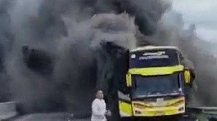 BREAKING NEWS - Bus Rombongan Asal Malang Terbakar di Tol Pandaan-Malang - Suryamalang.com