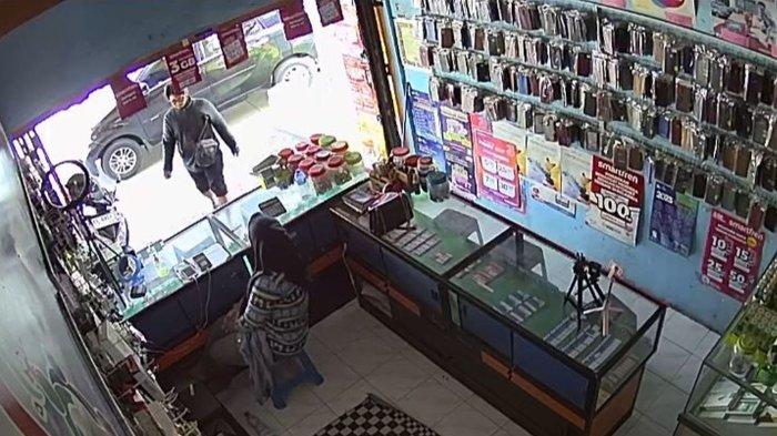 Video Viral Curi Motor Ditukar Dengan Mobil Xenia di Konter HP Ponorogo Terekam CCTV ...