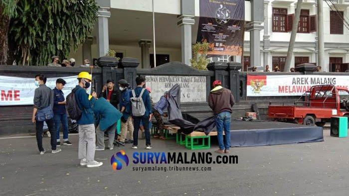 Demo Aksi Tolak UU Cipta Kerja di Depan Gedung DPRD Kota Malang - Suryamalang.com