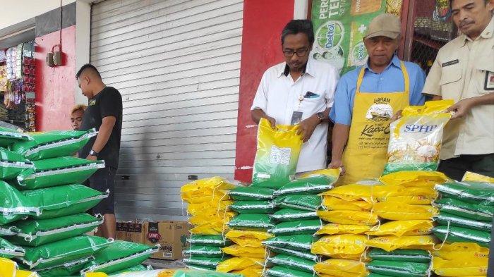 Disperindag Kota Blitar dan Bulog Gelontor 1,5 Ton Beras ke Pasar Tradisional - Suryamalang.com