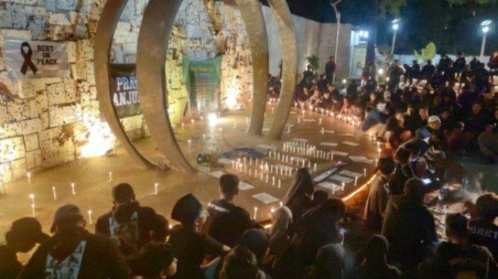 Suporter Tuban Gelar Doa Bersama untuk Korban Tragedi Arema Vs ...