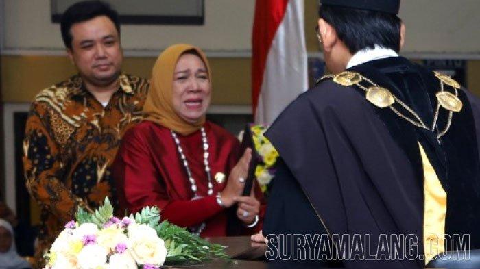 Tangis Ir Nunik Sri Andayani saat Terima Ijazah Mendiang Putranya di Acara Wisuda UB Malang ...