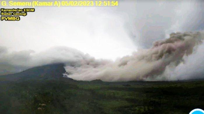 Erupsi Gunung Semeru Minggu Siang Ini, Luncurkan Material Vulkanis Setinggi 1.500 Meter ...