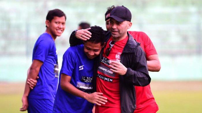 Galeri Foto Arema ; Pelatih Baru Arema FC Javier Roca Langsung Pimpin ...