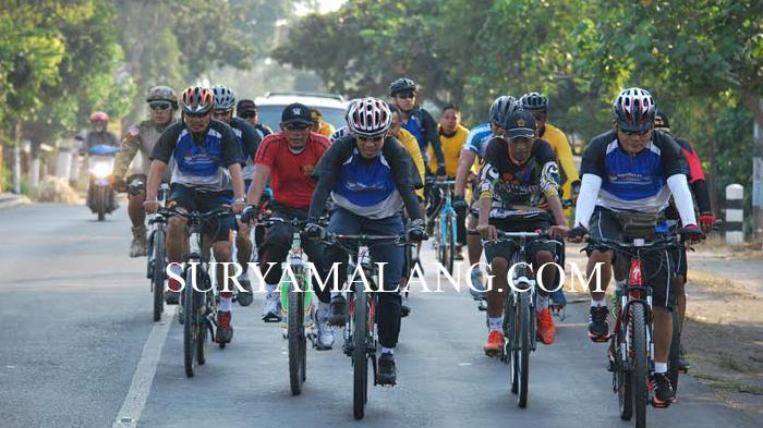 Ratusan Polisi dan TNI Gowes Bareng, Begini Suasananya - Suryamalang.com