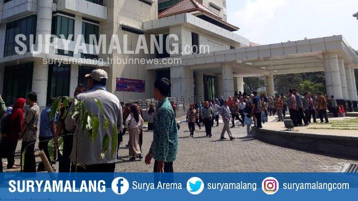 Penghuni Graha Rektorat UM Simulasi Bencana - Suryamalang.com