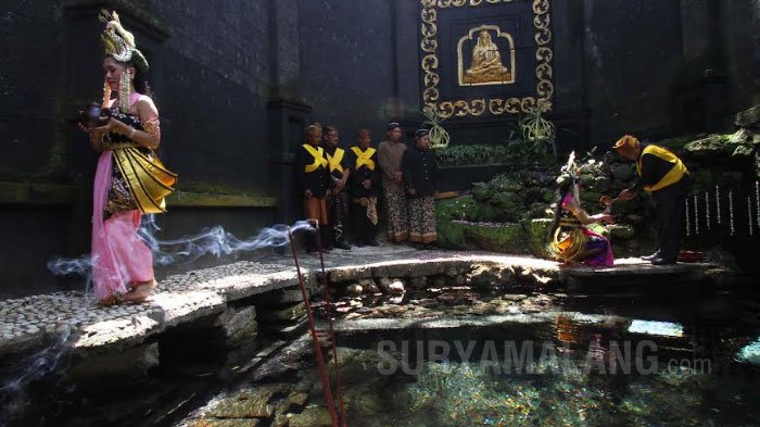 GALERI FOTO - Ritual Orang-orang Suku Tengger di Taman Wisata Air ...