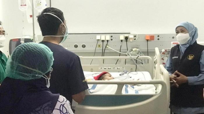 Gubernur Khofifah Jenguk Bayi Kembar Siam yang Berhasil Dipisahkan oleh Tim Dokter RSUD Dr ...